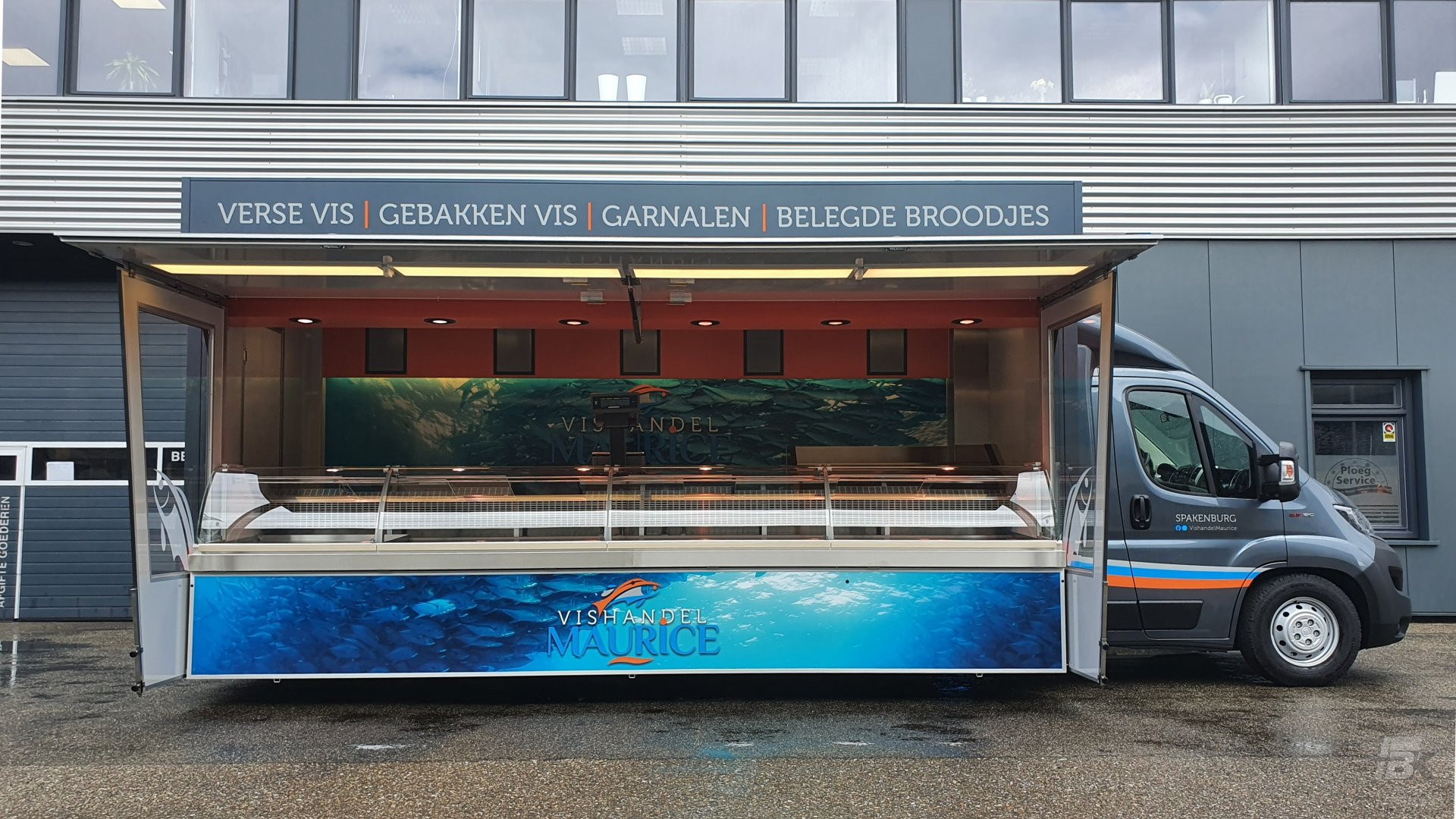 Zelfrijdende verkoopwagen met zijborden voor vis | BK Market Trailers