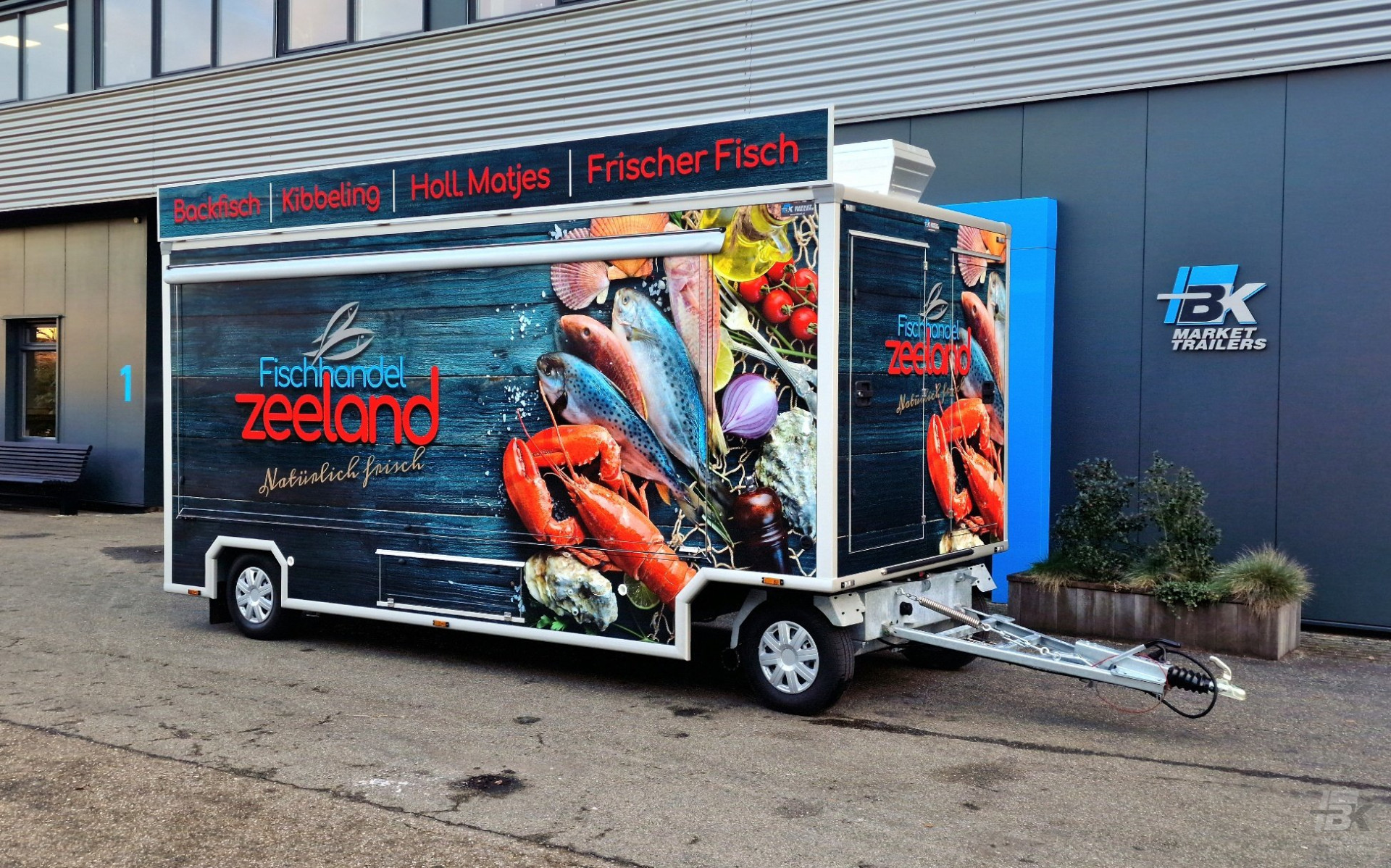 verkoopwagen voor verse en gebakken vis met zijborden | BK Market Trailers