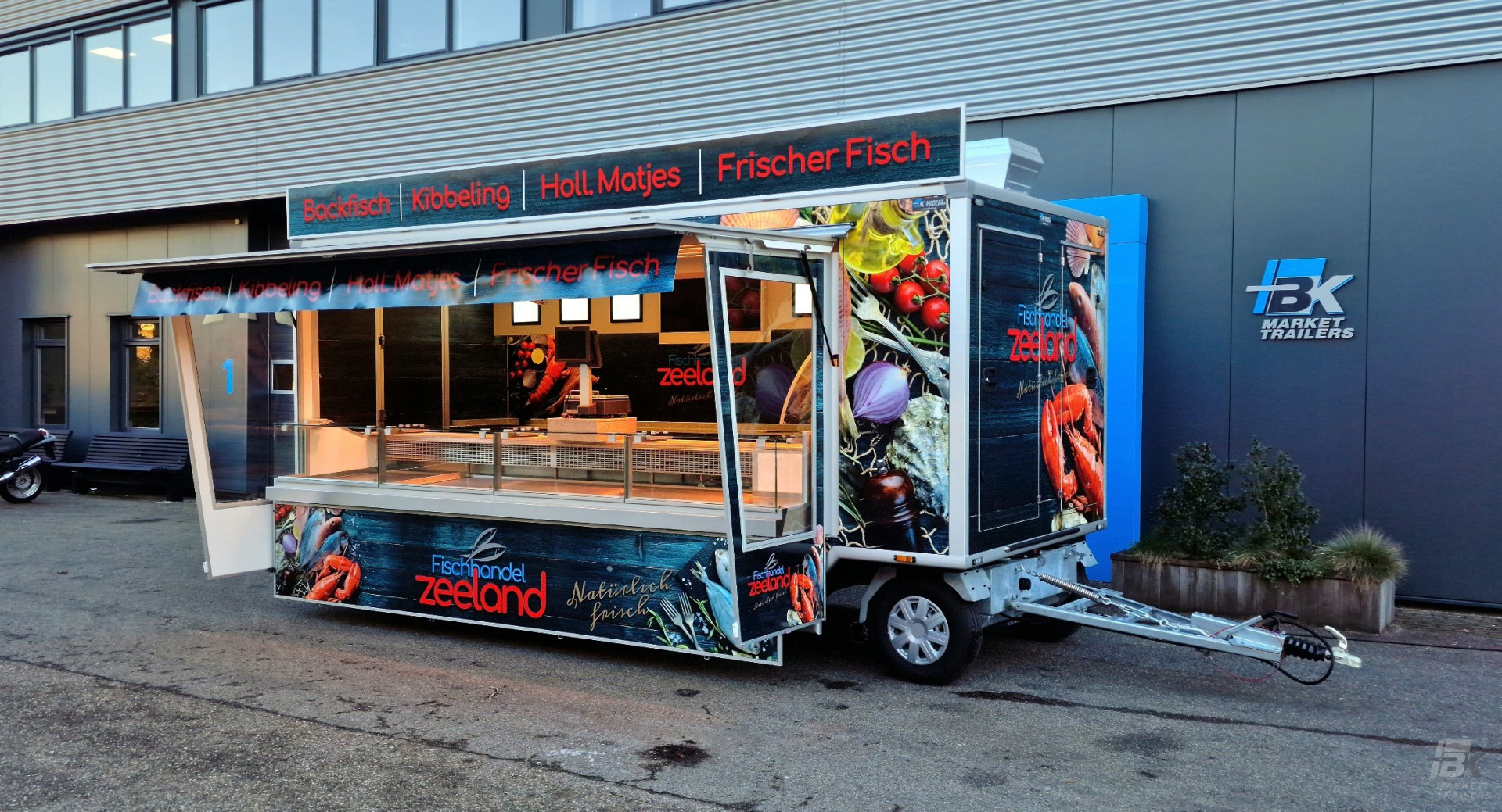 verkoopwagen voor verse en gebakken vis met zijborden | BK Market Trailers