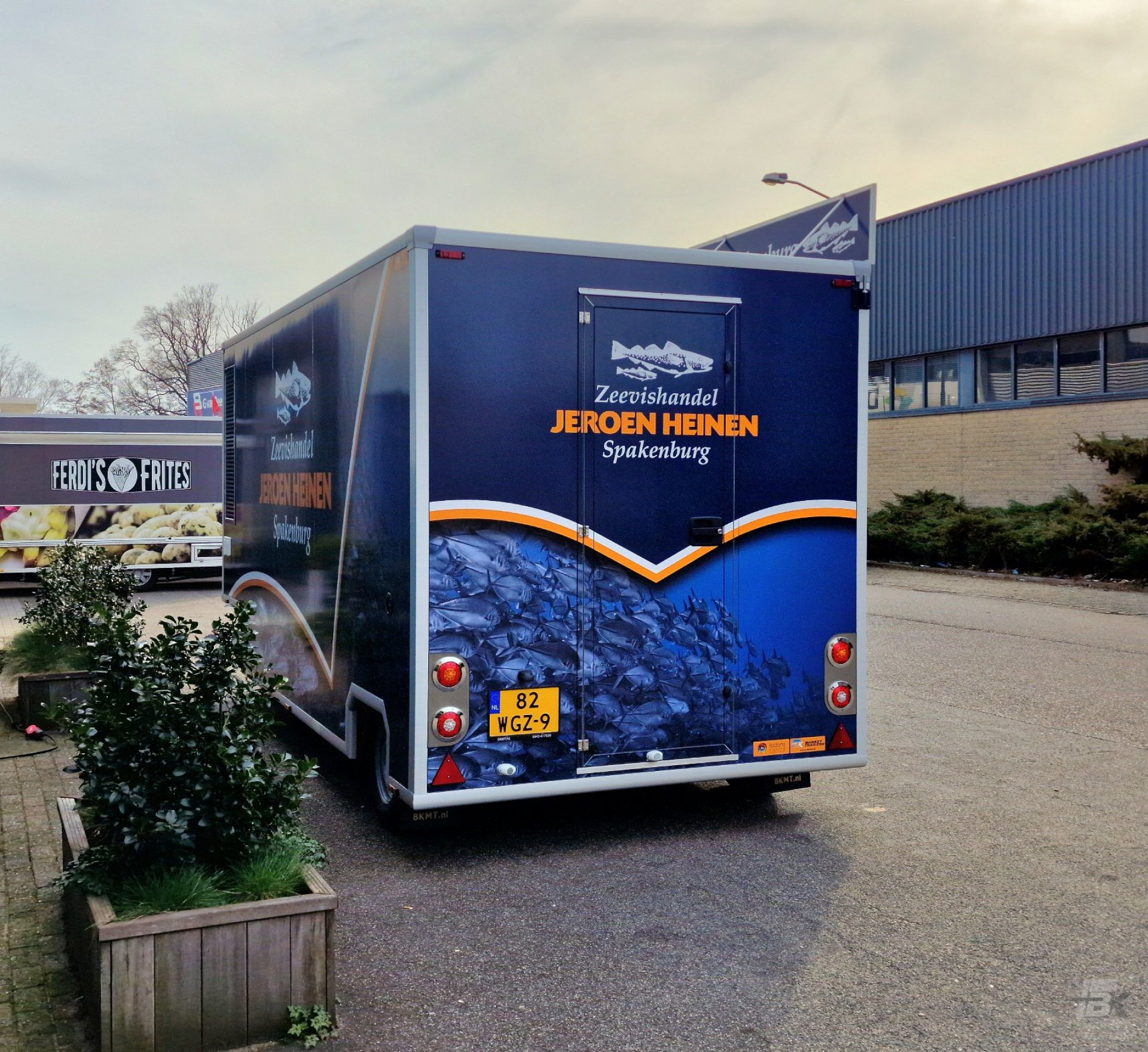 Verkoopwagen met zijborden voor verse en gebakken vis | BK Market Trailers