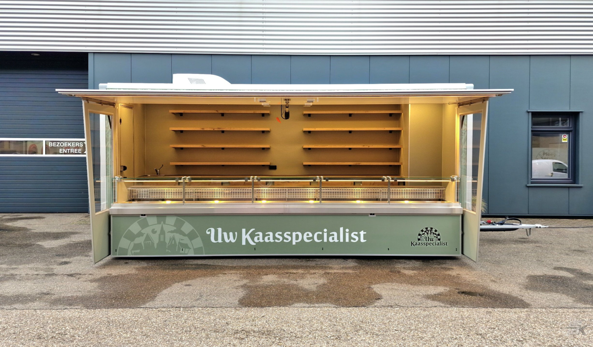 Verkoopwagen met zijborden voor kaas | BK Market Trailers